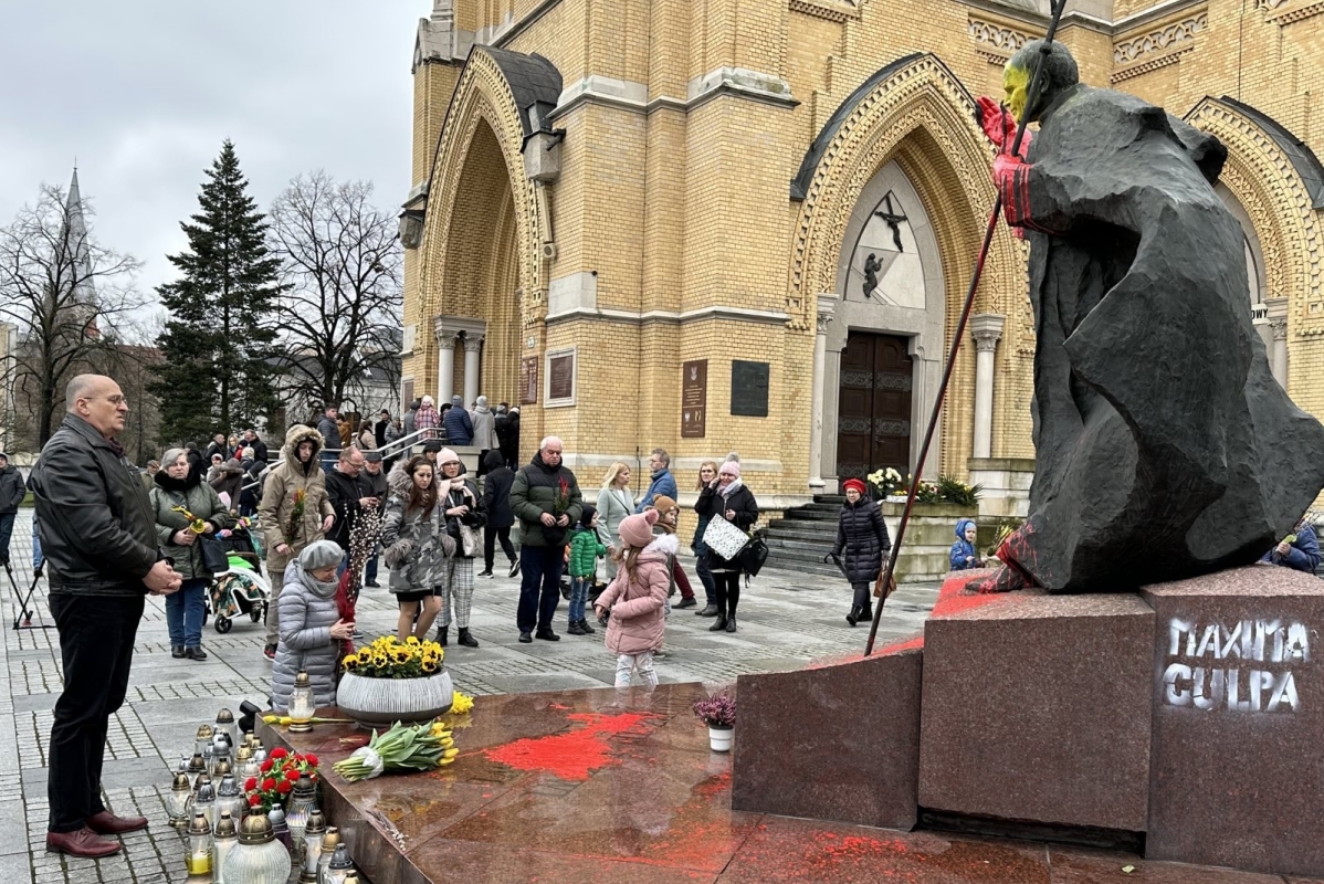 Rau złożył kwiaty przed zniszczonym pomnikiem JPII Rau złożył kwiaty przed zniszczonym pomnikiem JPII
