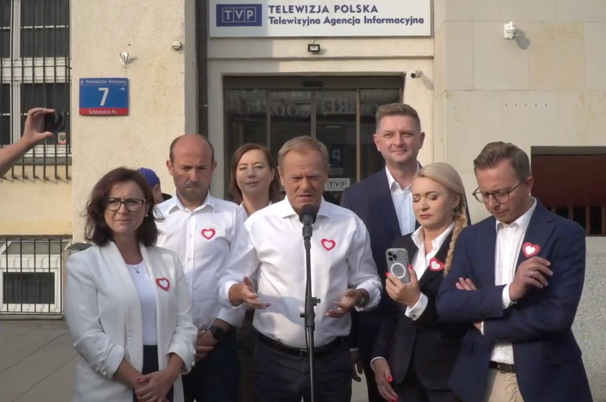 Tusk zorganizował konferencję przed siedzibą TVP
