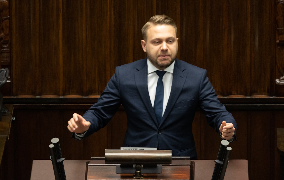 Ozdoba do Hołowni w Sejmie: Czuje się pan idiotą, kretynem?