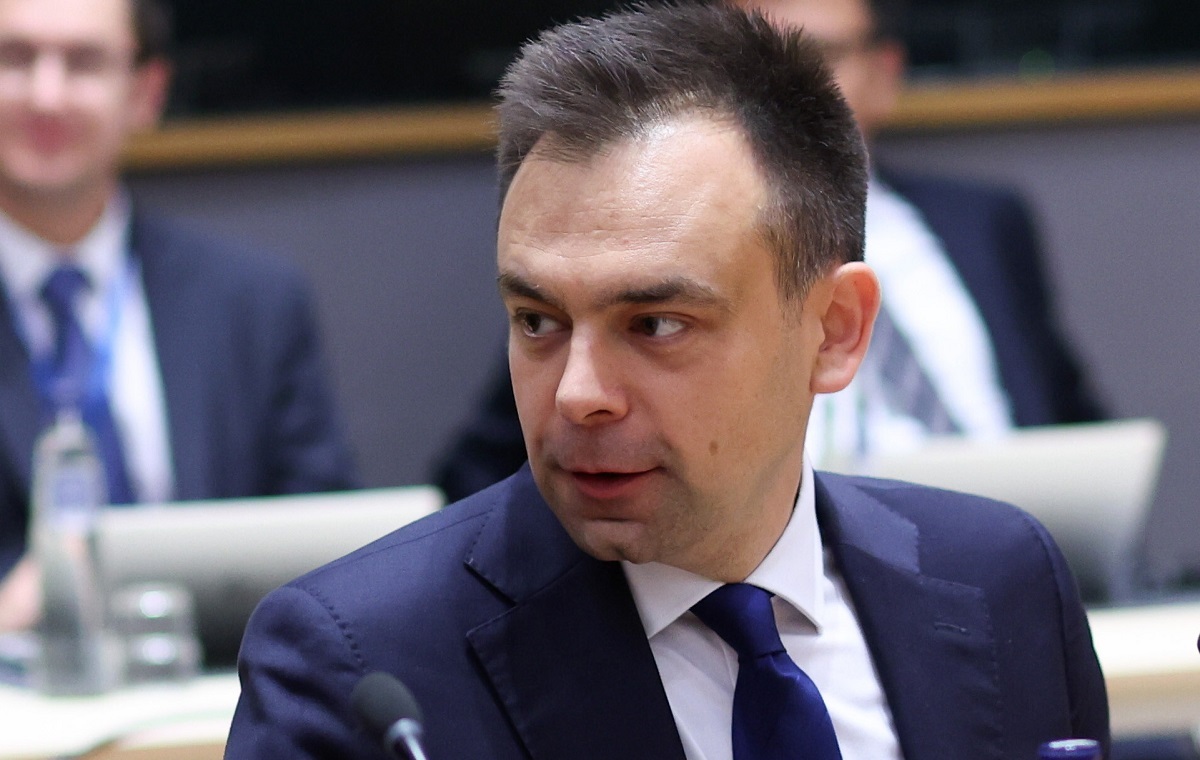 Domański: Rząd będzie głosował przeciw paktowi migracyjnemu