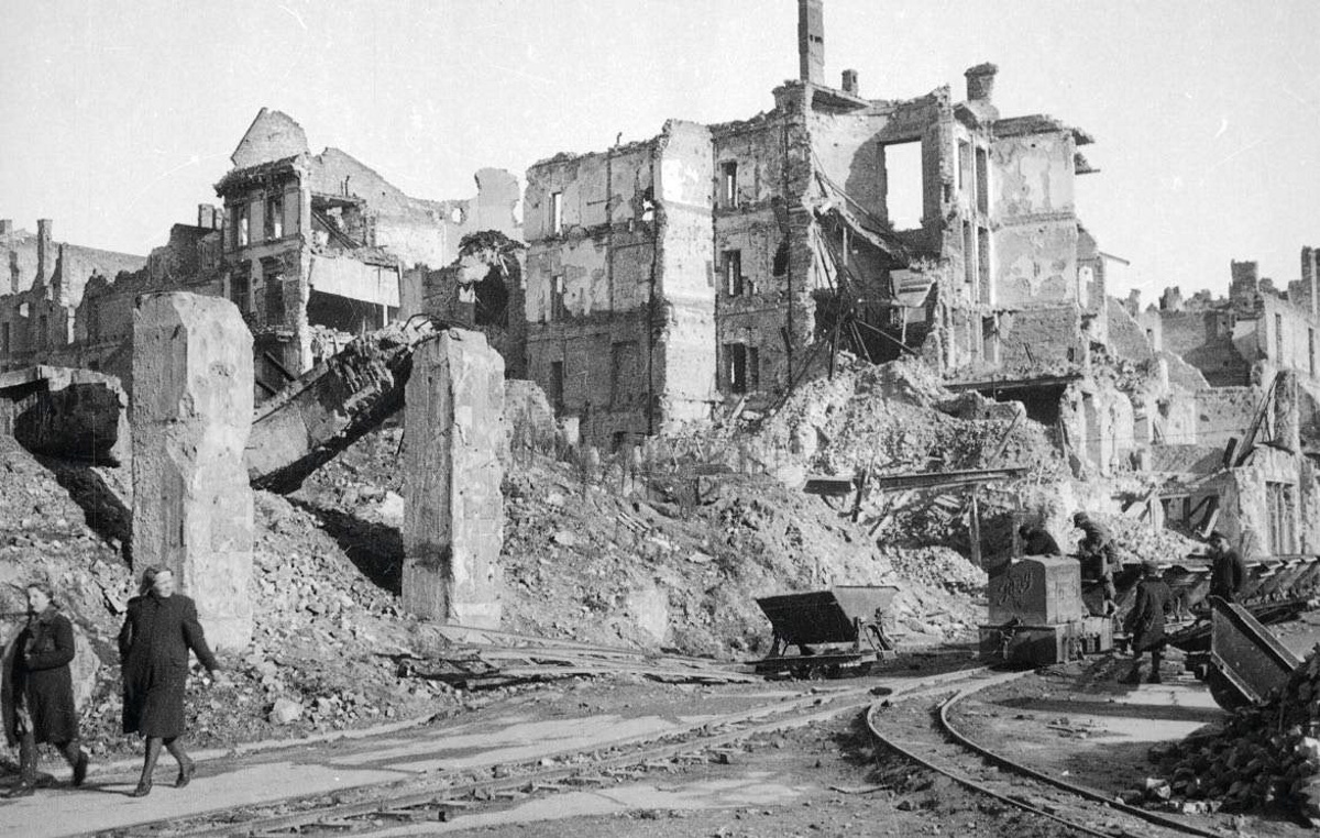 Tak żyła Warszawa w 1945 r. Zniszczenia i życie w ruinach