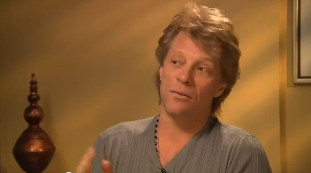 Jon Bon Jovi z fanką przed ołtarzem