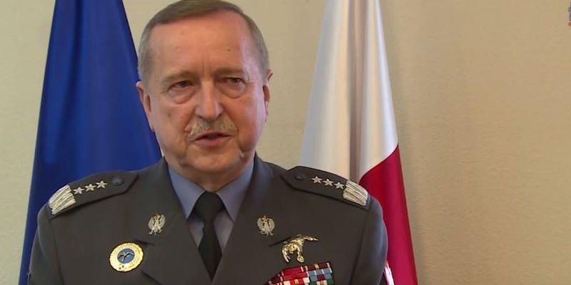 Emerytowany generał na Air Show poleciał wojskowym śmigłowcem. Koszt ...