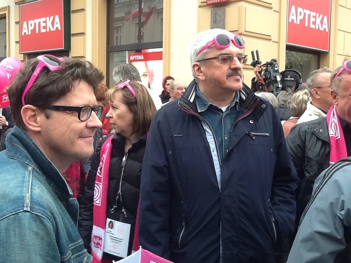 Różowe balony, przeciwsłoneczne okulary w deszczu i czekoladowy orzeł ...