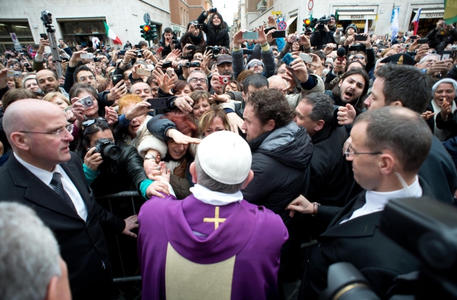 Papież Franciszek porywa serca i łamie wszelkie bariery. Wzruszające ...